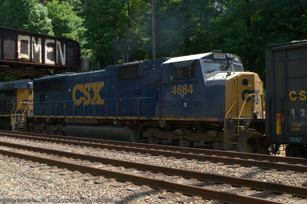 CSX SD70M 4684 trails on Q410-04